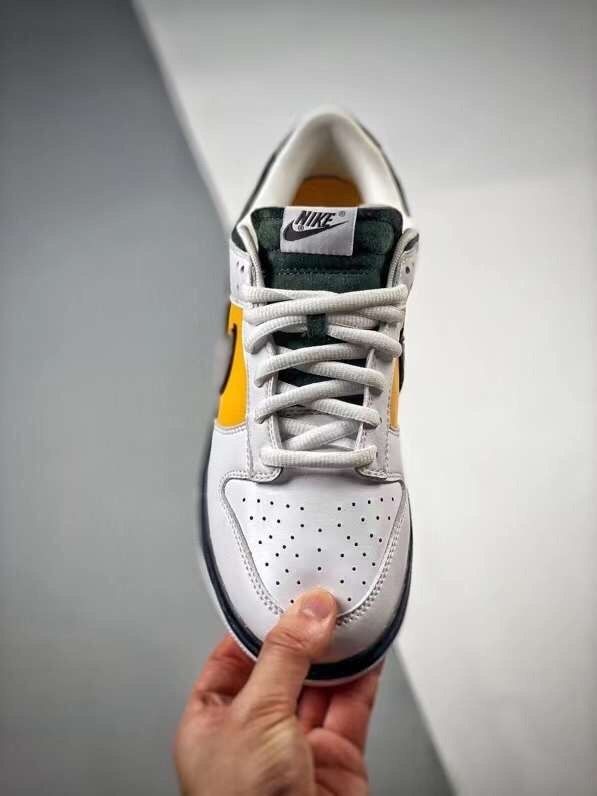 Kobe Bryant x Nike SB Dunk Low8 24, 男裝, 鞋, 便服鞋 - Carousell