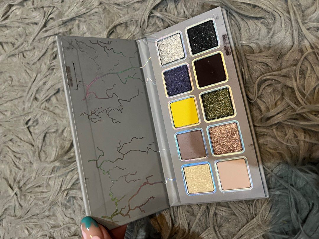 Kylie jenner stormi palette, Kesehatan & Kecantikan, Rias Wajah di ...