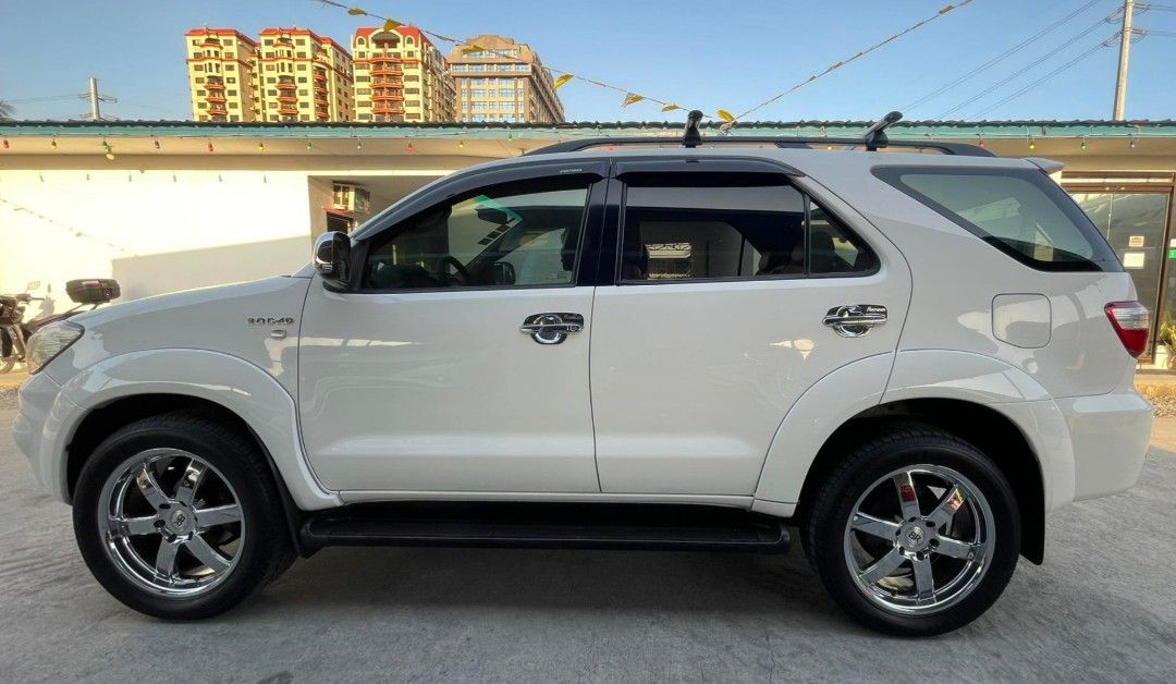 Top of the Line Toyota Fortuner V 4x4 Diesel 3.0L Black Rhino Magwheels ...