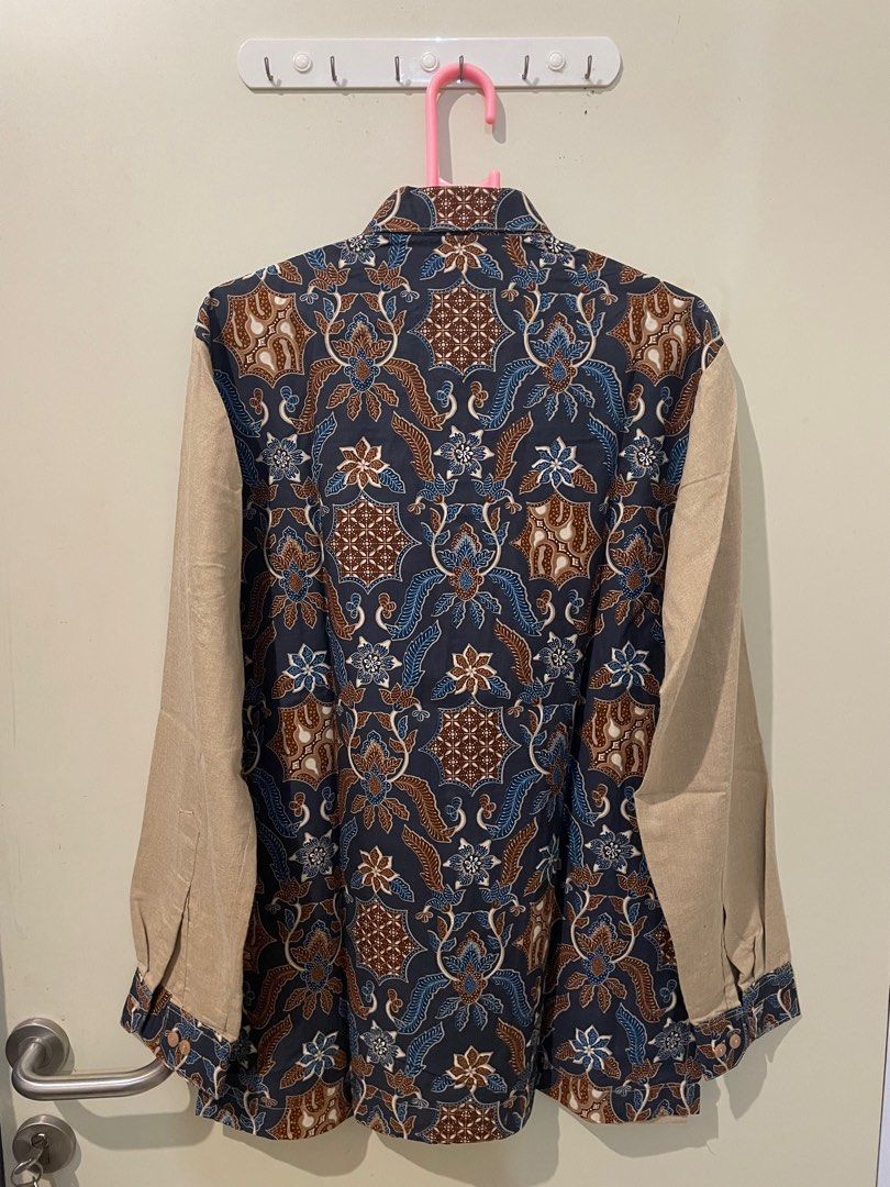 Batik Lengan Panjang Krem, Fesyen Pria, Pakaian , Atasan di Carousell