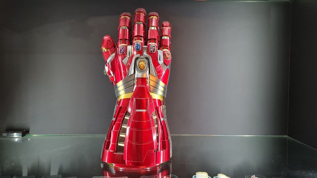 Hot Toys Iron Gauntlet Infinity Life size, Hobbies & Toys, Toys & Games ...