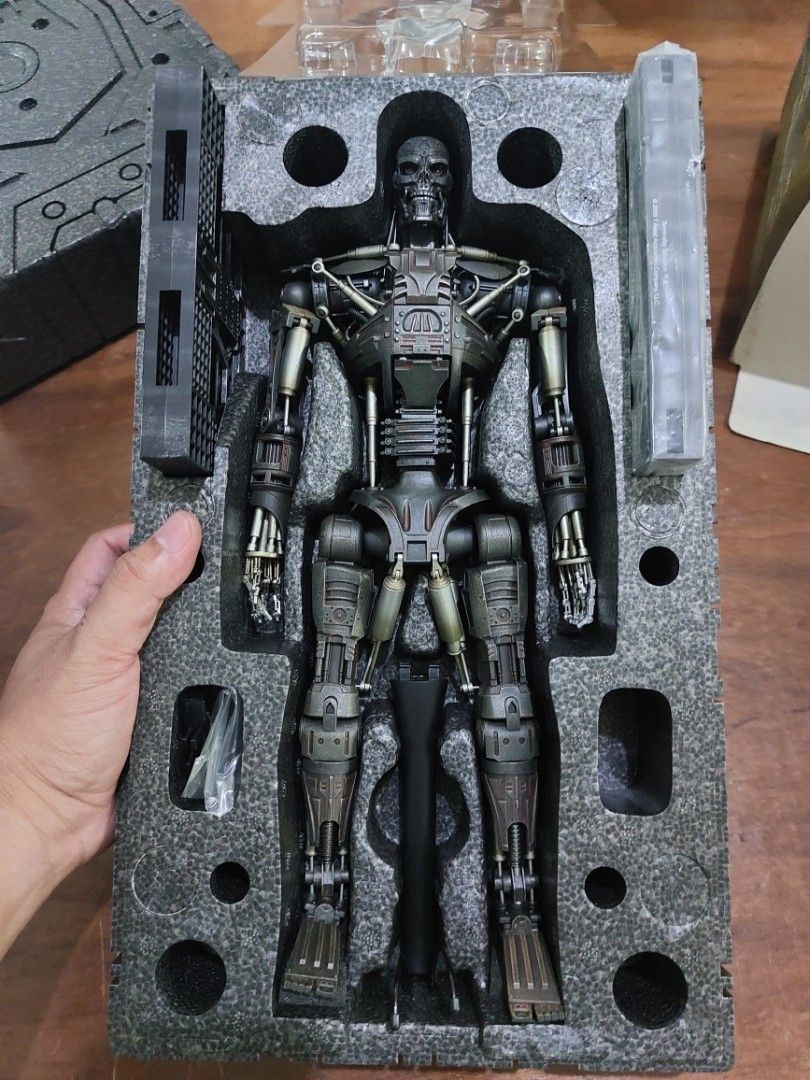 Hot toys terminator t600 endoskeleton on Carousell