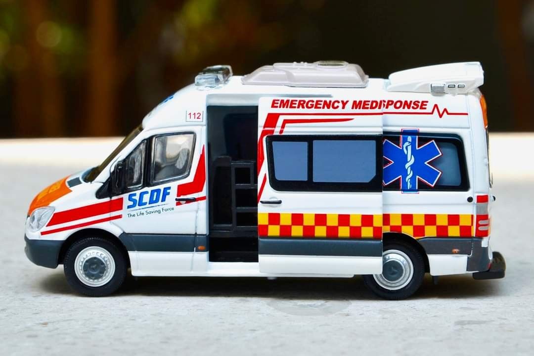 Singapore SCDF Ambulance Scale 1/76, Hobbies & Toys, Memorabilia ...