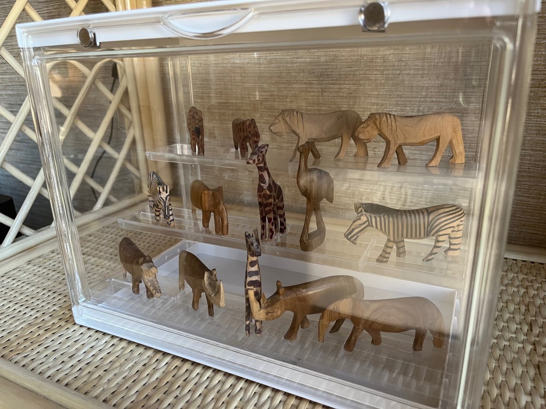 Small wooden African animals in display box (30x23x17cm), Furniture ...