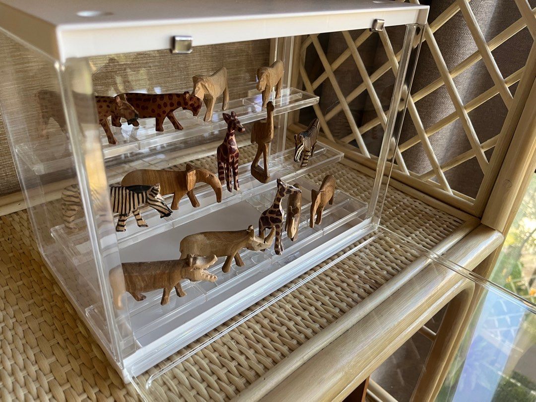 Small wooden African animals in display box (30x23x17cm), Furniture ...