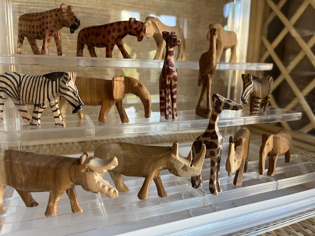 Small wooden African animals in display box (30x23x17cm), Furniture ...