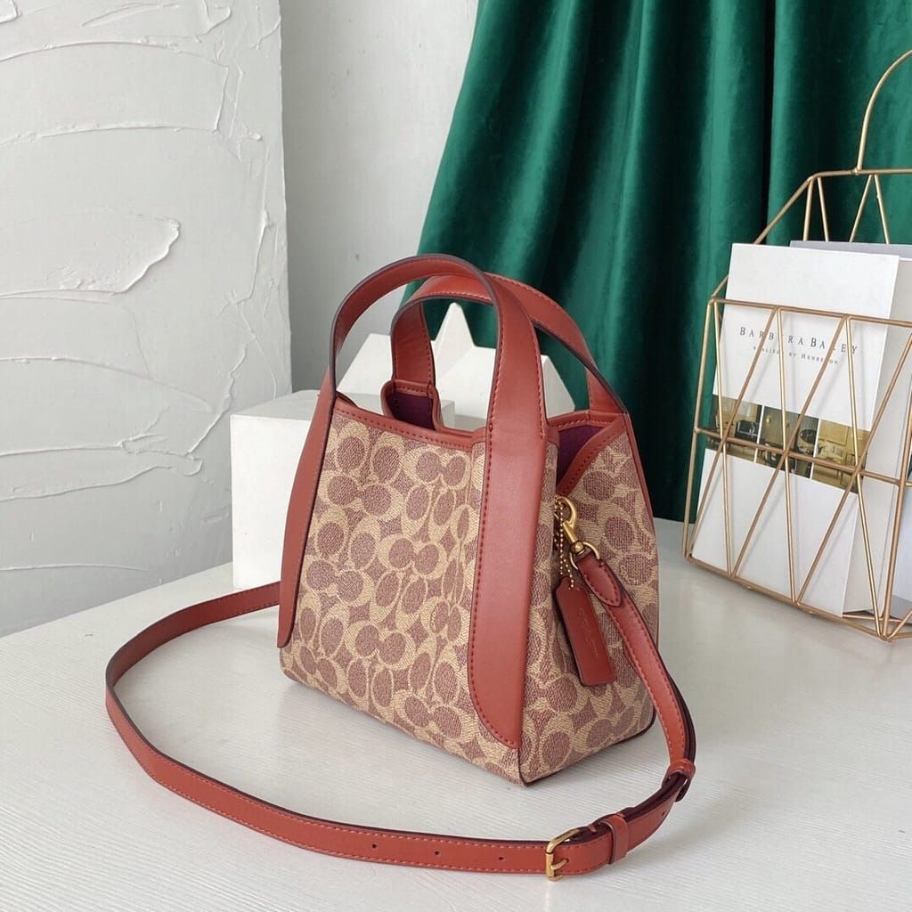 Coach Hadley Hobo 21 in Signature Canvas (Women Crossbody Sling ...