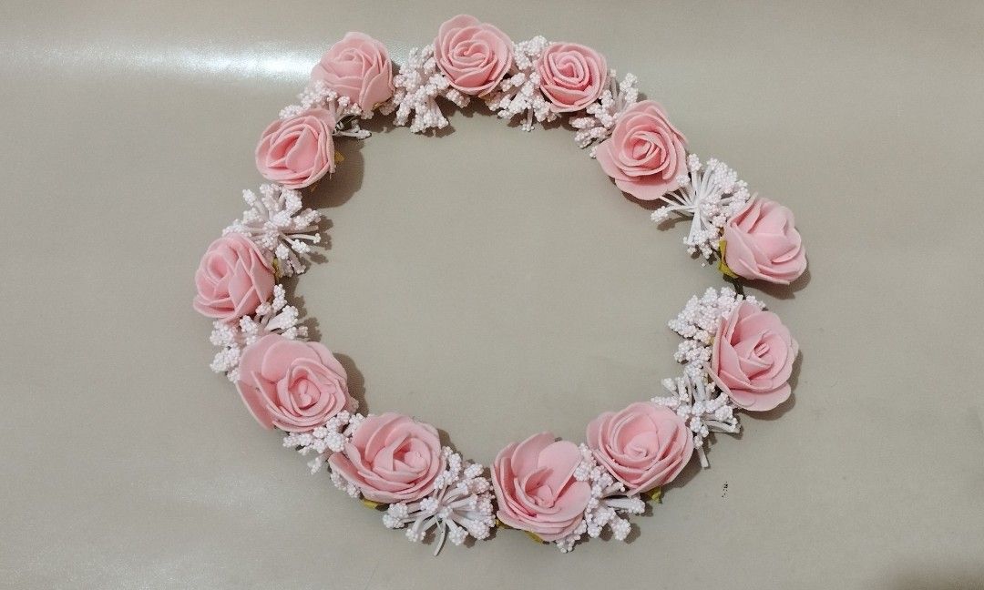 Mahkota bunga soft pink dan white, Bayi & Anak, Lainnya di Carousell