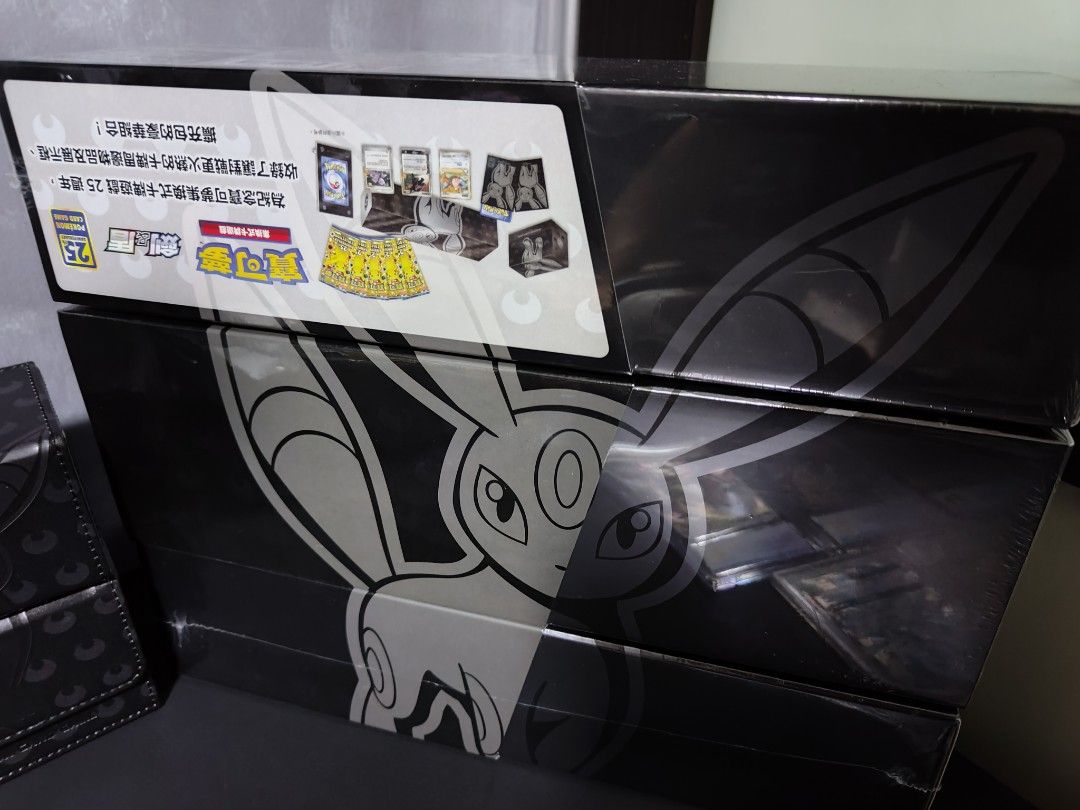 Pokemon 25th Anniversary Umbreon Collection Box, Hobbies & Toys ...