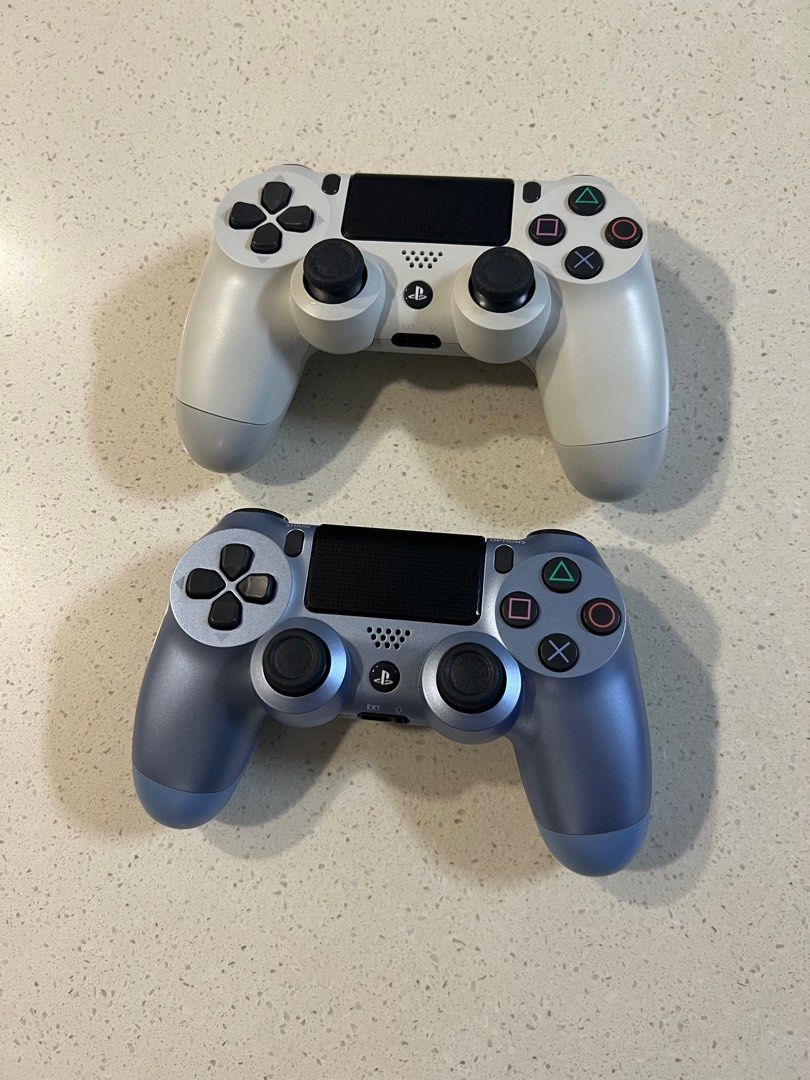 PS4 DualShock Controllers + Sony charging dock , Video Gaming, Gaming ...