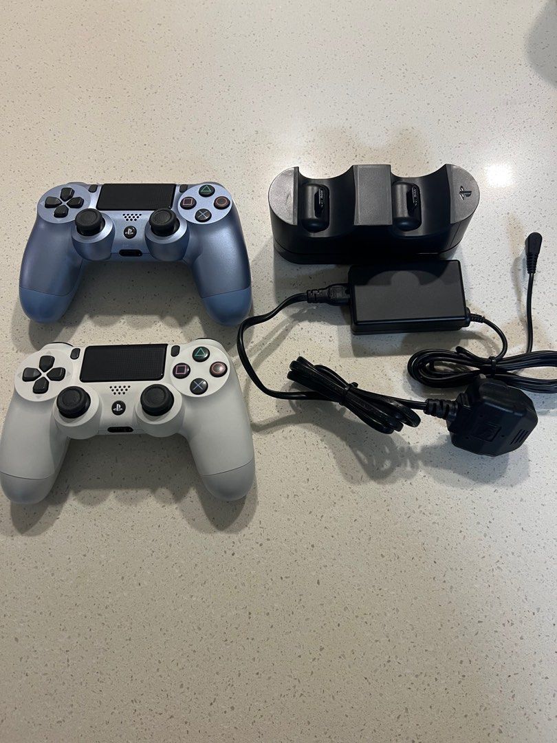PS4 DualShock Controllers + Sony charging dock , Video Gaming, Gaming ...