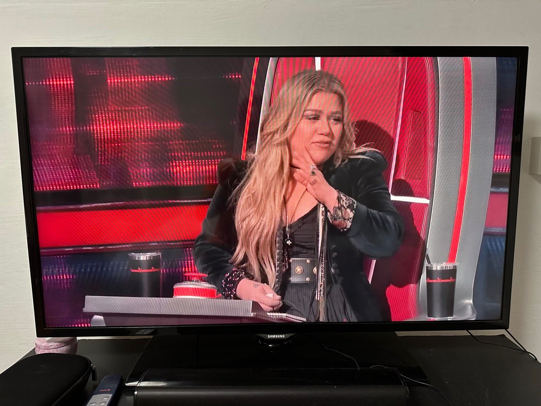 Samsung 40’ Smart LED TV + External Speaker + TV Shelf, TV & Home ...