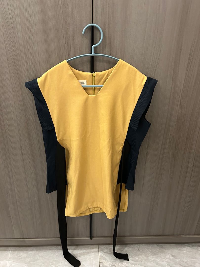 Senora Yellow Top, Fesyen Wanita, Pakaian Wanita, Atasan di Carousell