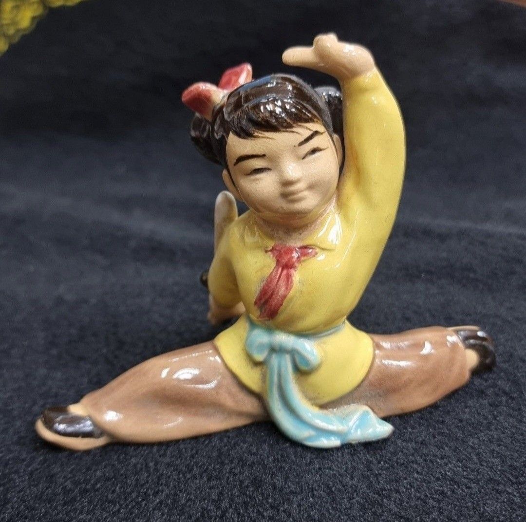 低温小女孩Di Wen Porcelain little girl practicing sword, Hobbies & Toys ...
