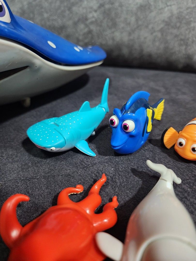 Finding Nemo stingray storage toy and sea creatures on wheels, Hobbies ...