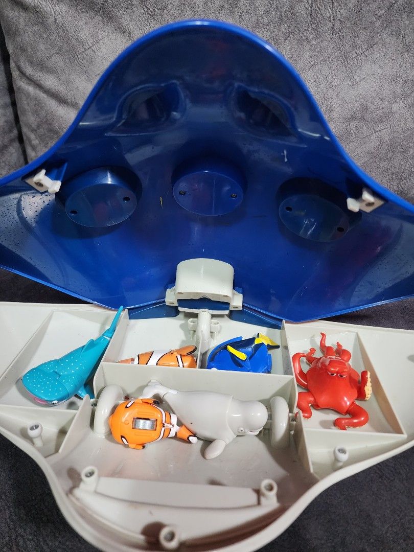 Finding Nemo stingray storage toy and sea creatures on wheels, Hobbies ...