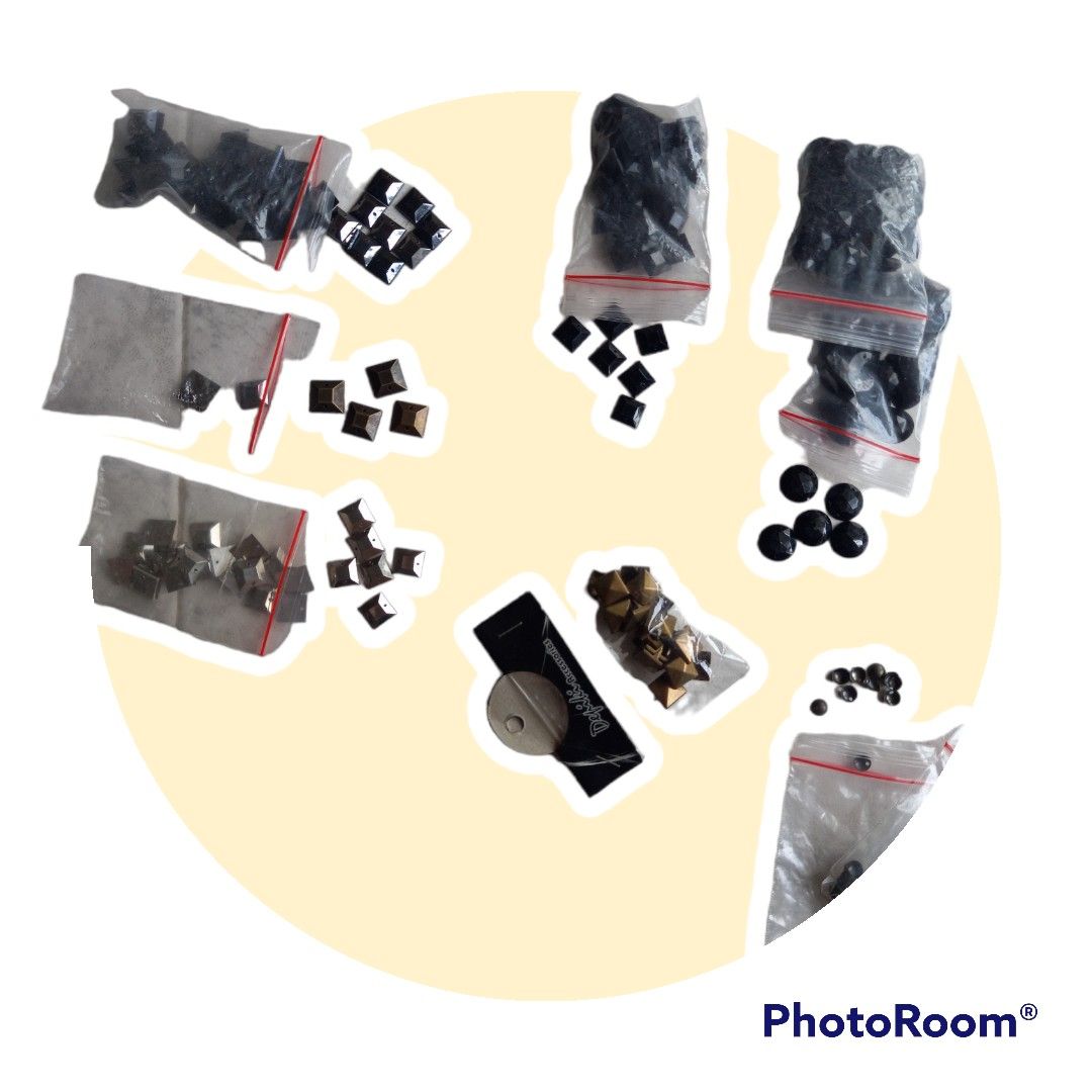 Take them all! Beads payet kotak piramida spike stude, Barang Yang Dicari di Carousell