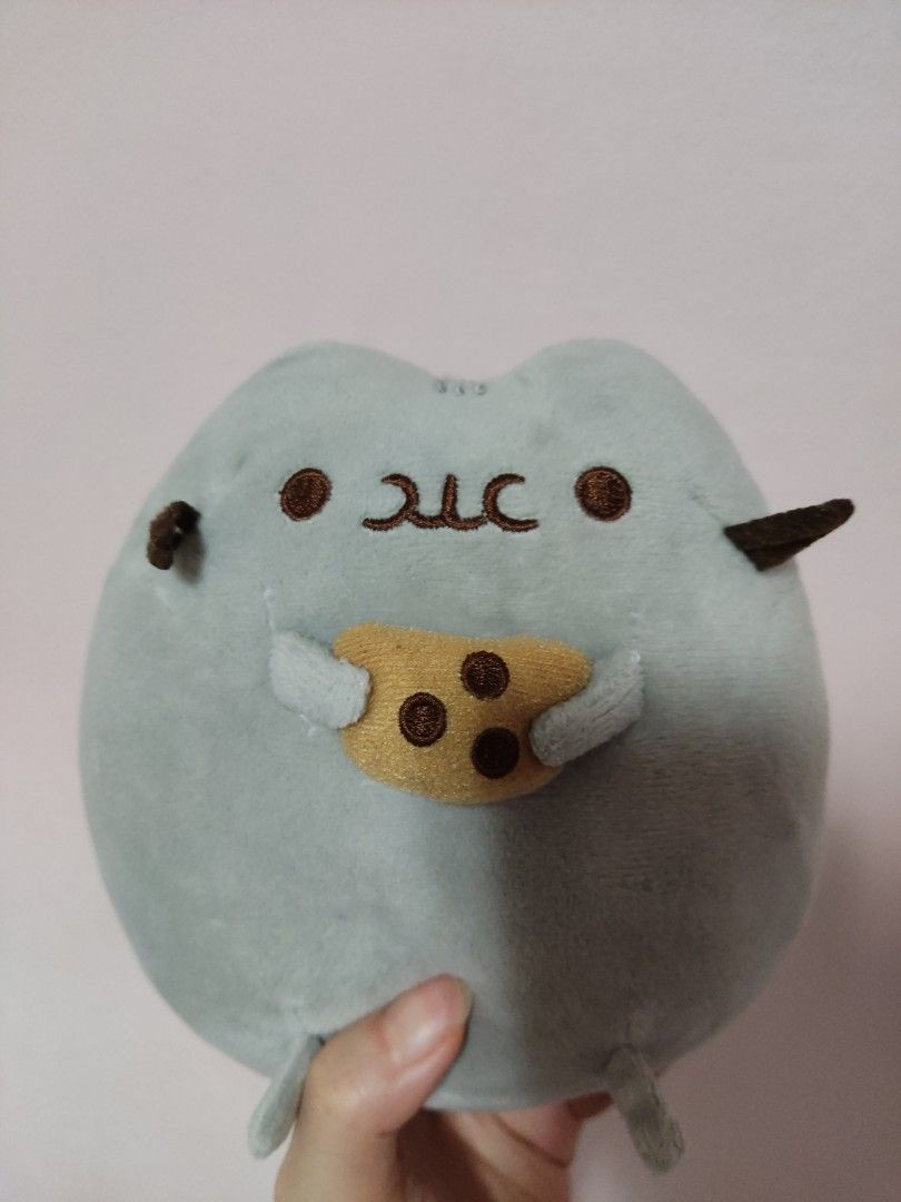 Pusheen Eating Cookies