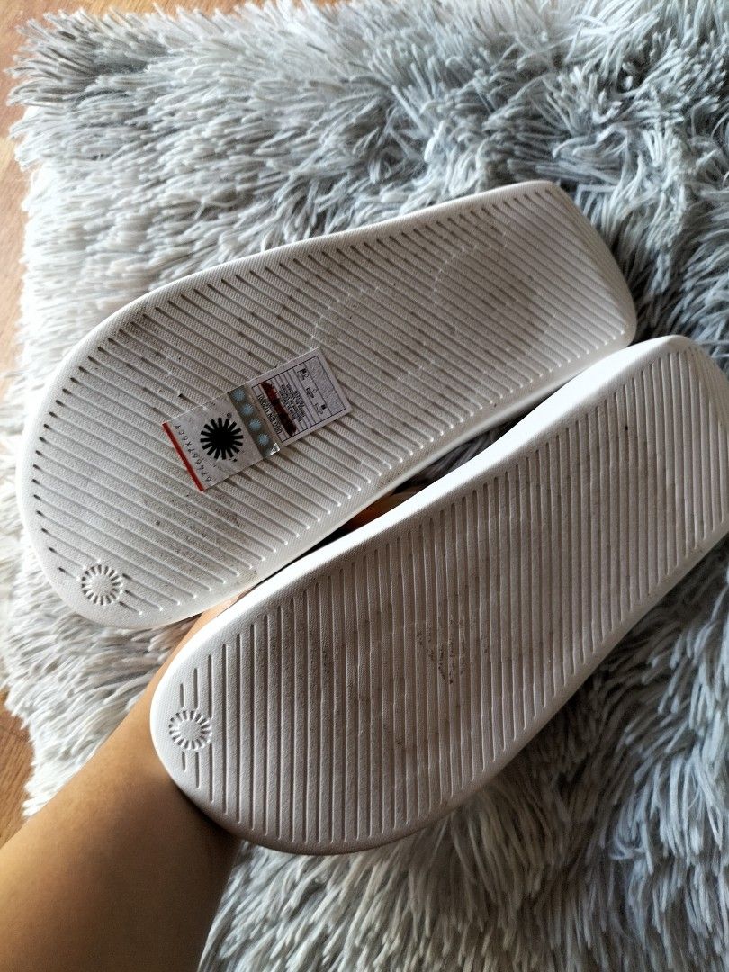 UGG slide, Women's Fashion, Footwear, Flats & Sandals on Carousell