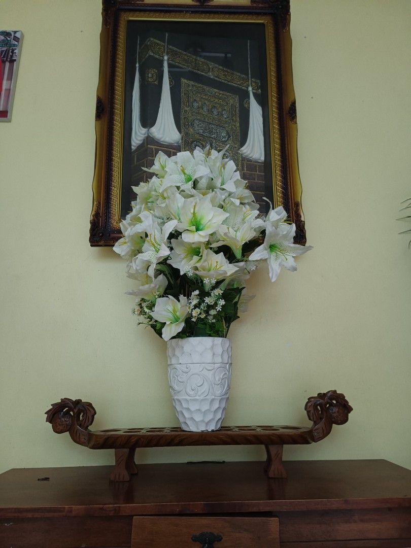 BUNGA LILY PUTIH + PASU, Furniture & Home Living, Home Decor ...