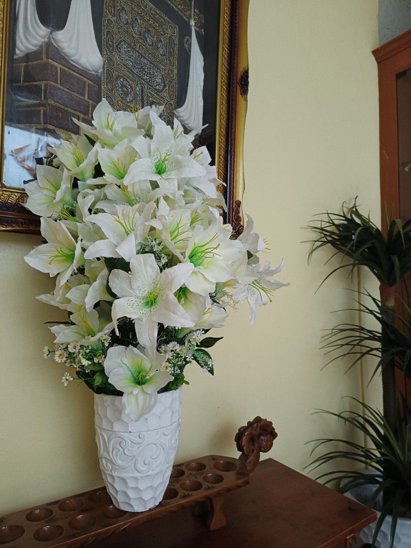 BUNGA LILY PUTIH + PASU, Furniture & Home Living, Home Decor ...