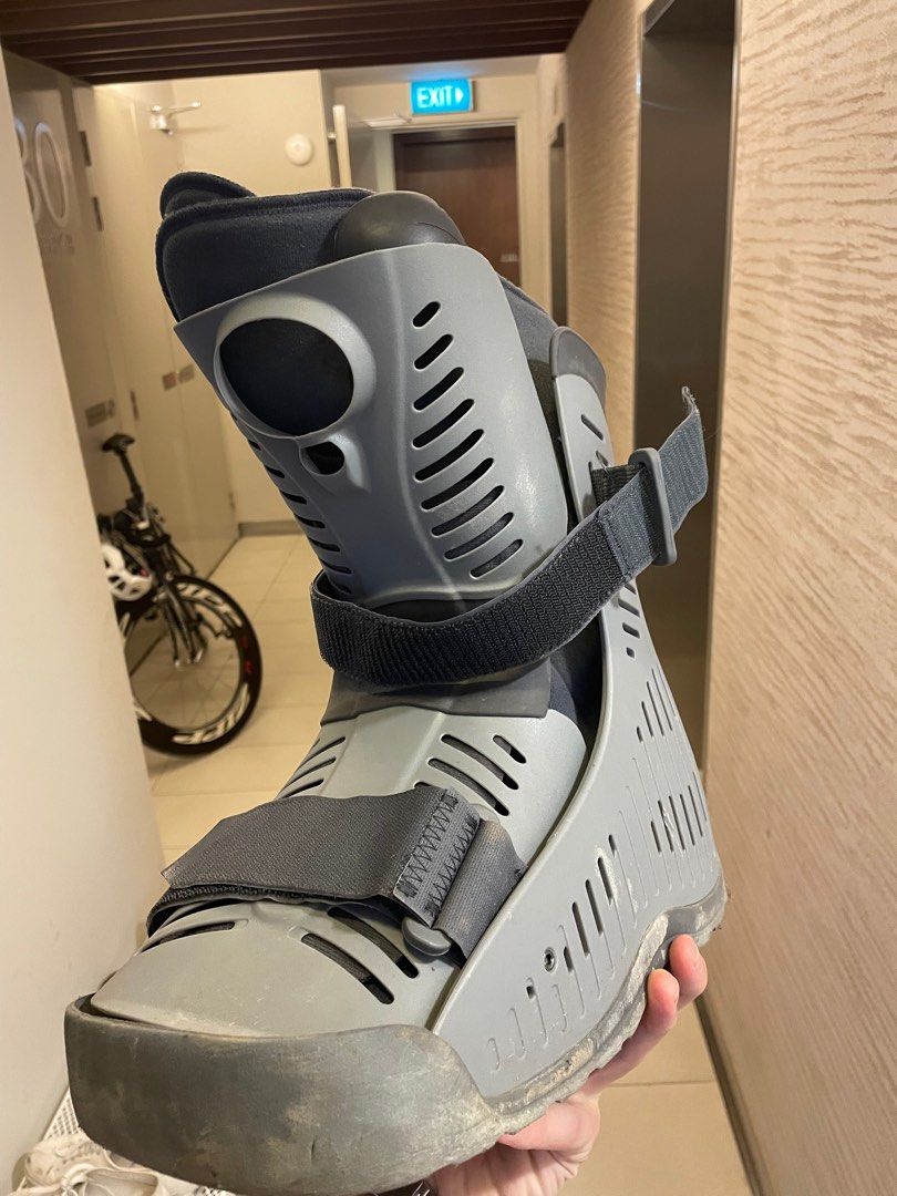 Moon boot XL orthopaedic boot , Health & Nutrition, Medical Supplies ...