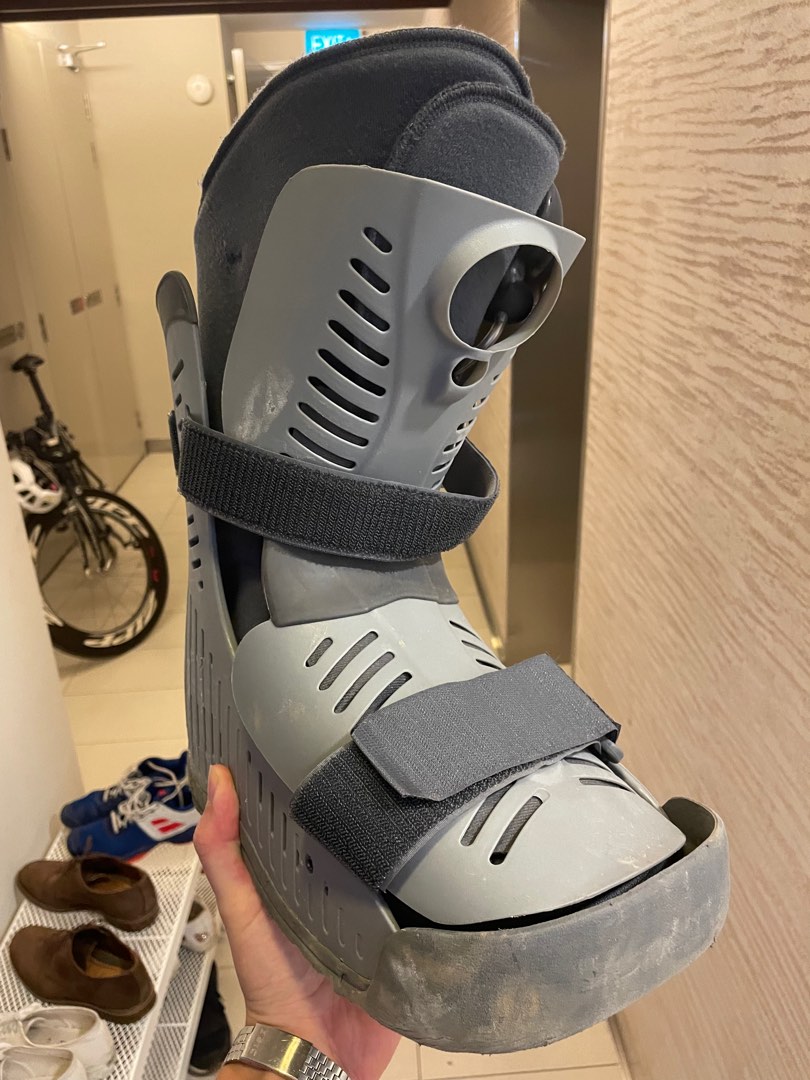 Moon boot XL orthopaedic boot , Health & Nutrition, Medical Supplies ...