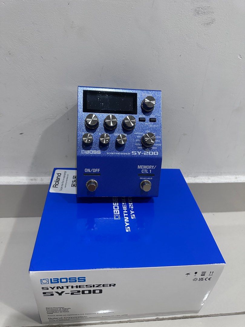 BOSS SY-200 Guitar Synthesizer Pedal, Hobbies & Toys, Music & Media, Musical Instruments on ...