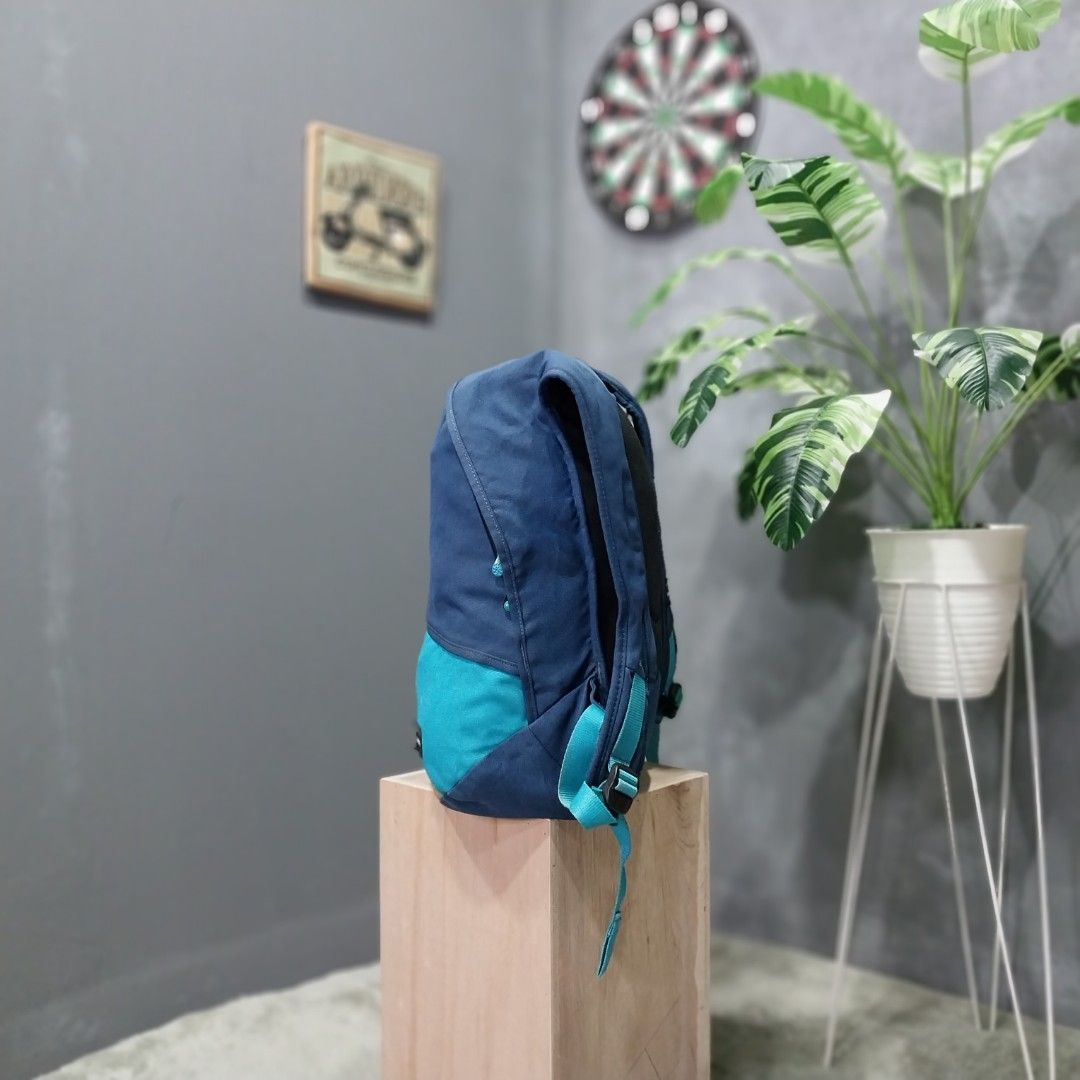 Crumpler Backpack, Fesyen Wanita, Tas & Dompet di Carousell