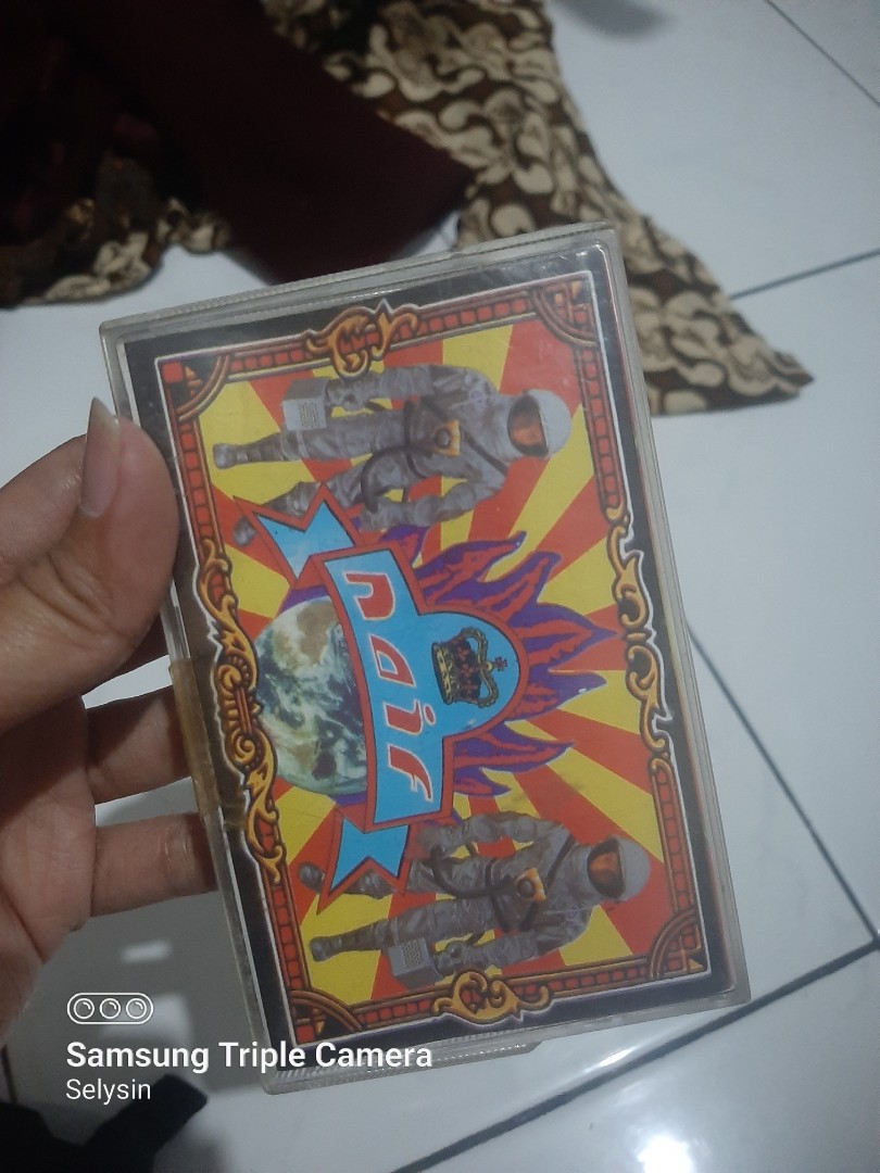 Kaset hitam naif on Carousell