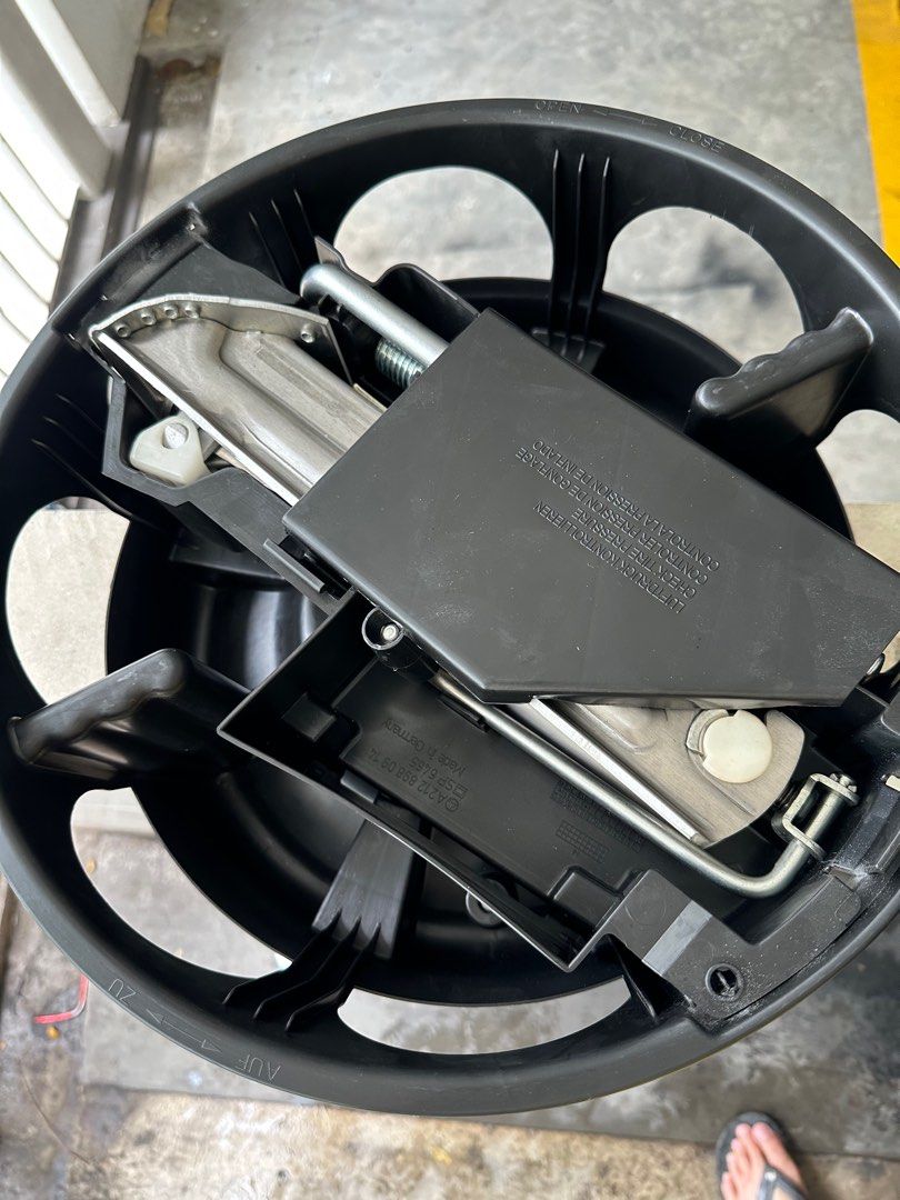 Merc c class w204 wheel jack set, Car Accessories, Accessories on Carousell