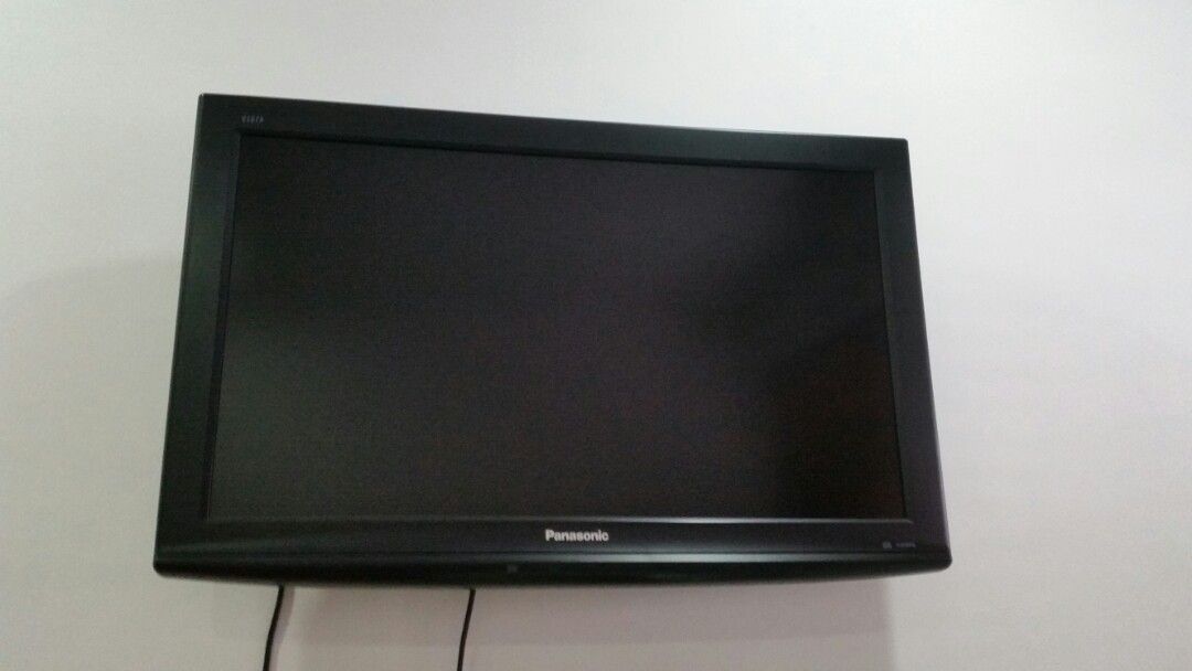 Panasonic viera LCD tv 32", TV & Home Appliances, TV & Entertainment ...