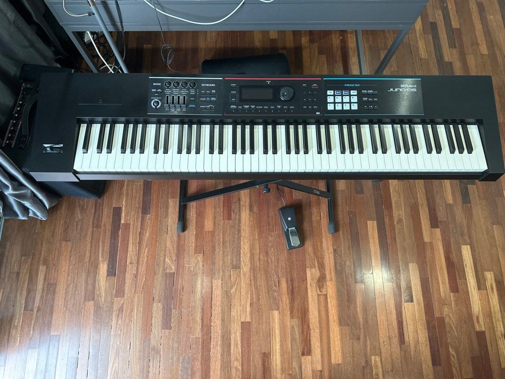 Roland Juno DS 88 keyboard synthesizer + stand + sustain pedal, Hobbies & Toys, Music & Media ...