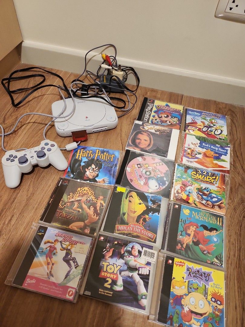 Authentic PlayStation 1 with 13 bootleg games (Harry Potter, Mulan, etc ...