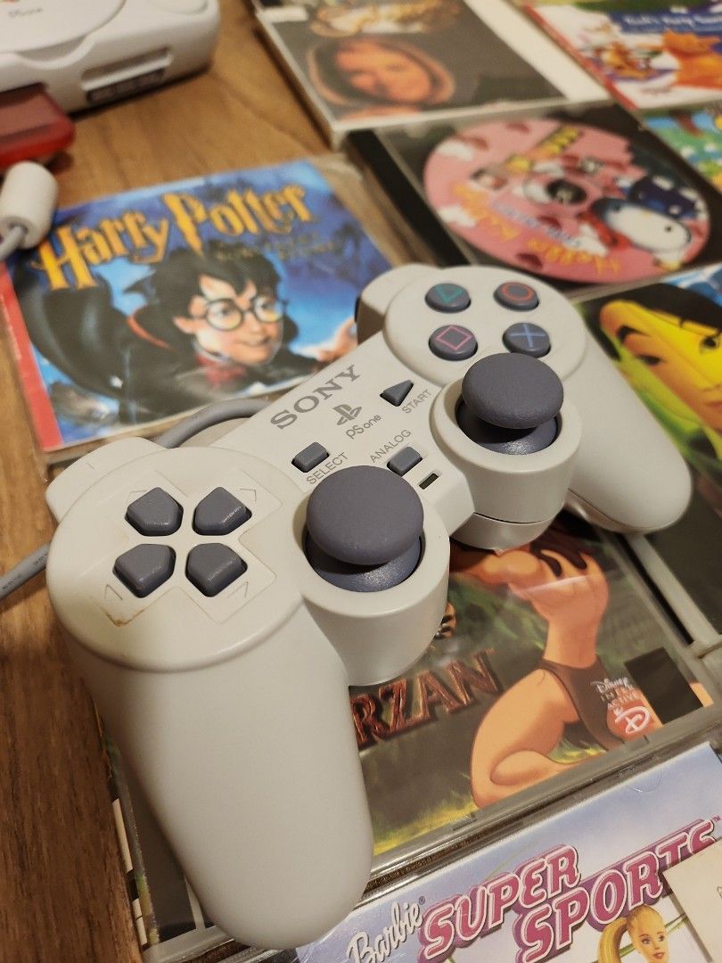 Authentic PlayStation 1 with 13 bootleg games (Harry Potter, Mulan, etc ...