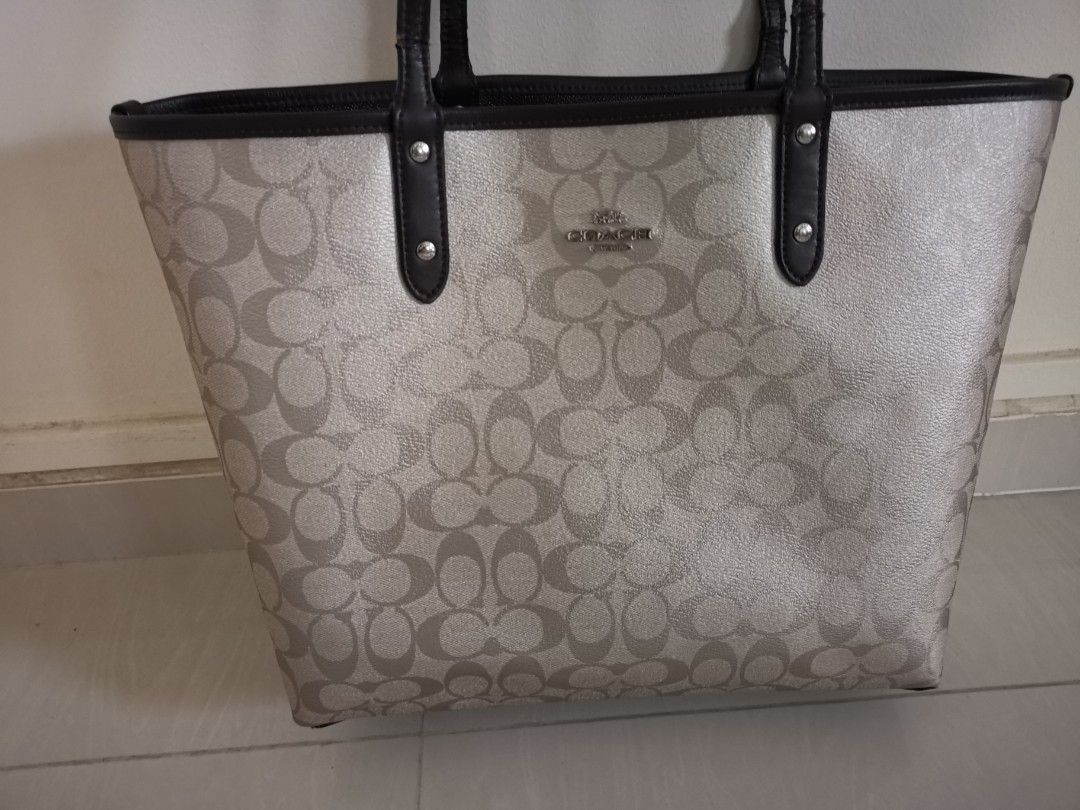 Coach beg, Women's Fashion, Bags & Wallets, Tote Bags on Carousell