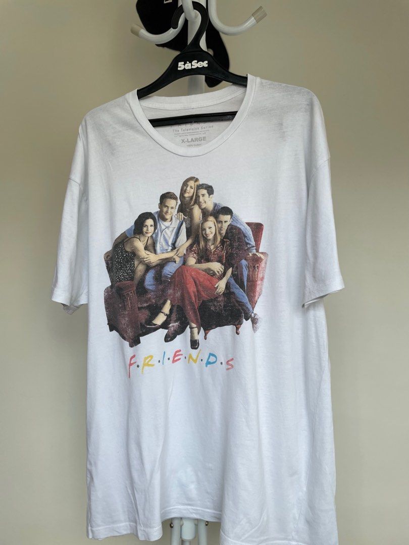 Kaos Official Friends TV Series, Fesyen Pria, Pakaian , Atasan di Carousell