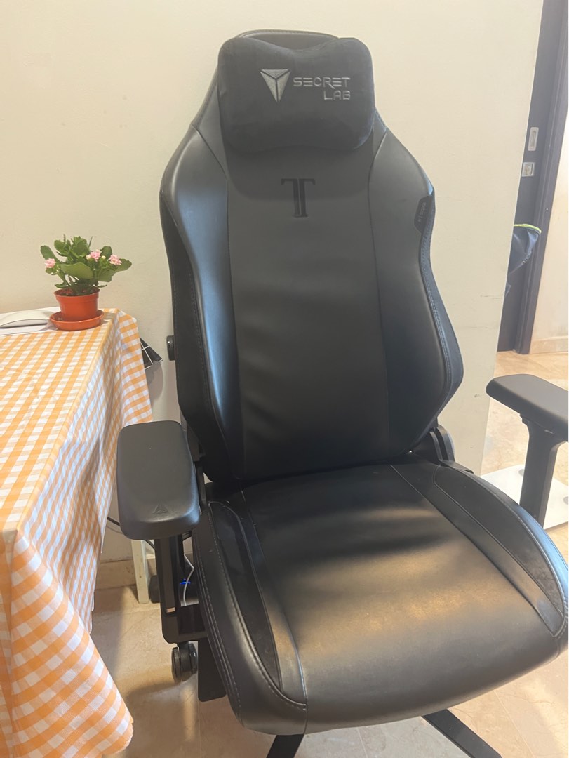 Secret lab black, Furniture & Home Living, Furniture, Chairs on Carousell