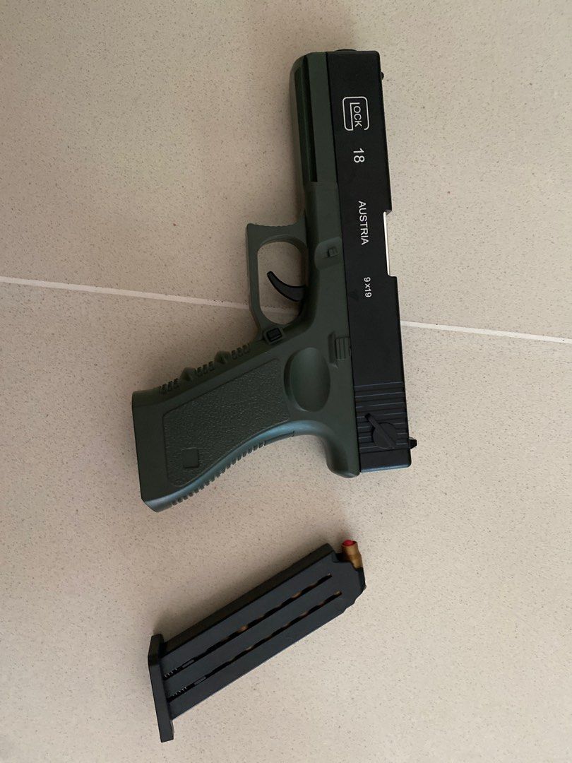 shell ejecting glock gun with magazine , Hobbies & Toys, Toys & Games ...