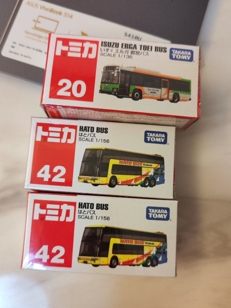 Tomica Hato Bus #42 & Isuzu Erga Toei Bus #20, 興趣及遊戲, 玩具 & 遊戲類 - Carousell