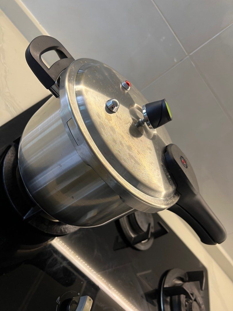Pressure cooker Muslim owned, Furniture & Home Living, Kitchenware ...