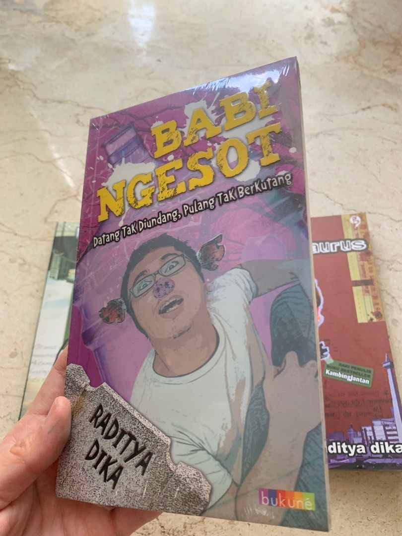raditya dika babi ngesot kambing jantan cinta brontosaurus, Buku & Alat ...