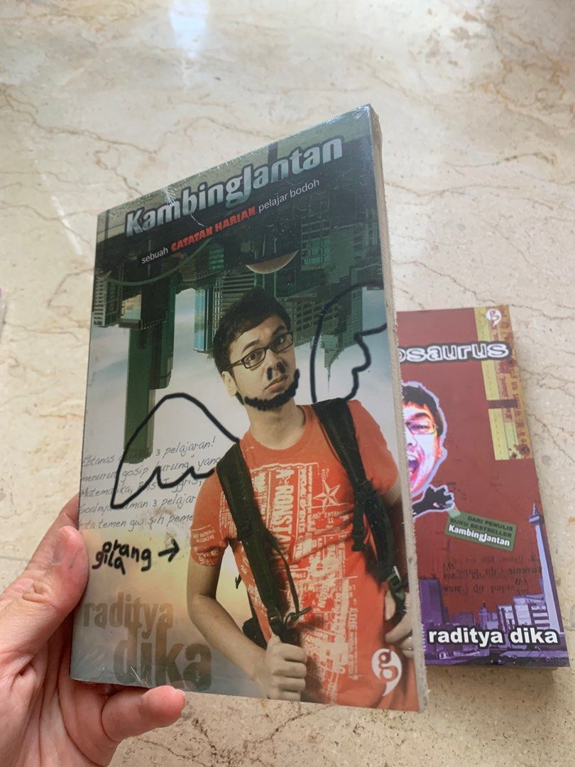 raditya dika babi ngesot kambing jantan cinta brontosaurus, Buku & Alat ...