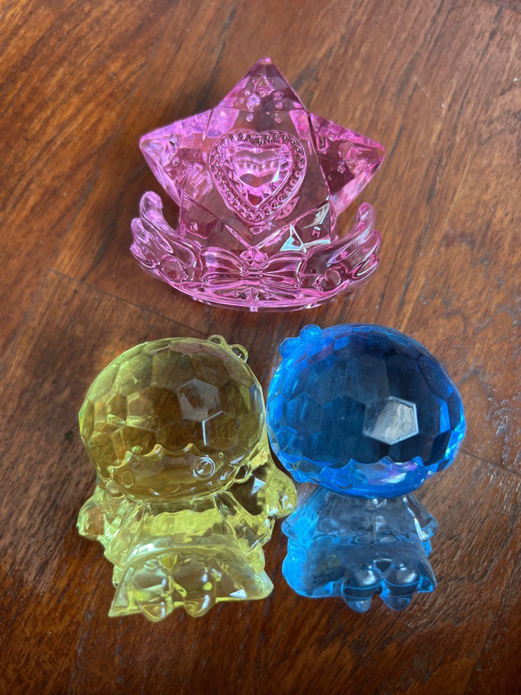 Arcylic display, Announcements on Carousell