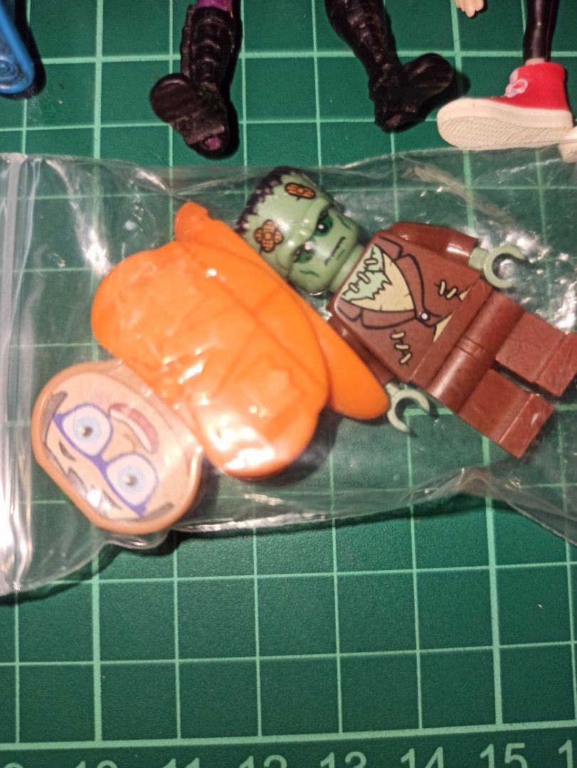 Assorted human/lego like figures set on Carousell