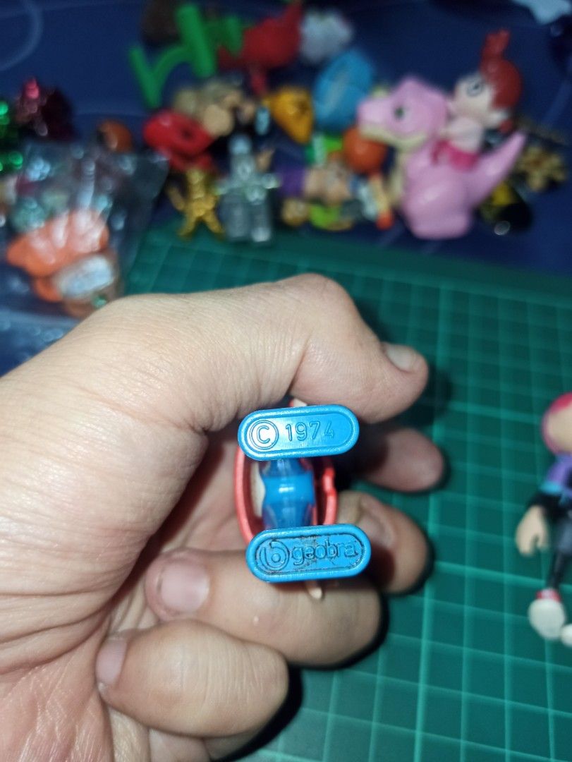 Assorted human/lego like figures set on Carousell