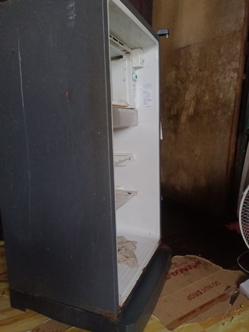 Ref 7 cubic with issue, TV & Home Appliances, Kitchen Appliances ...