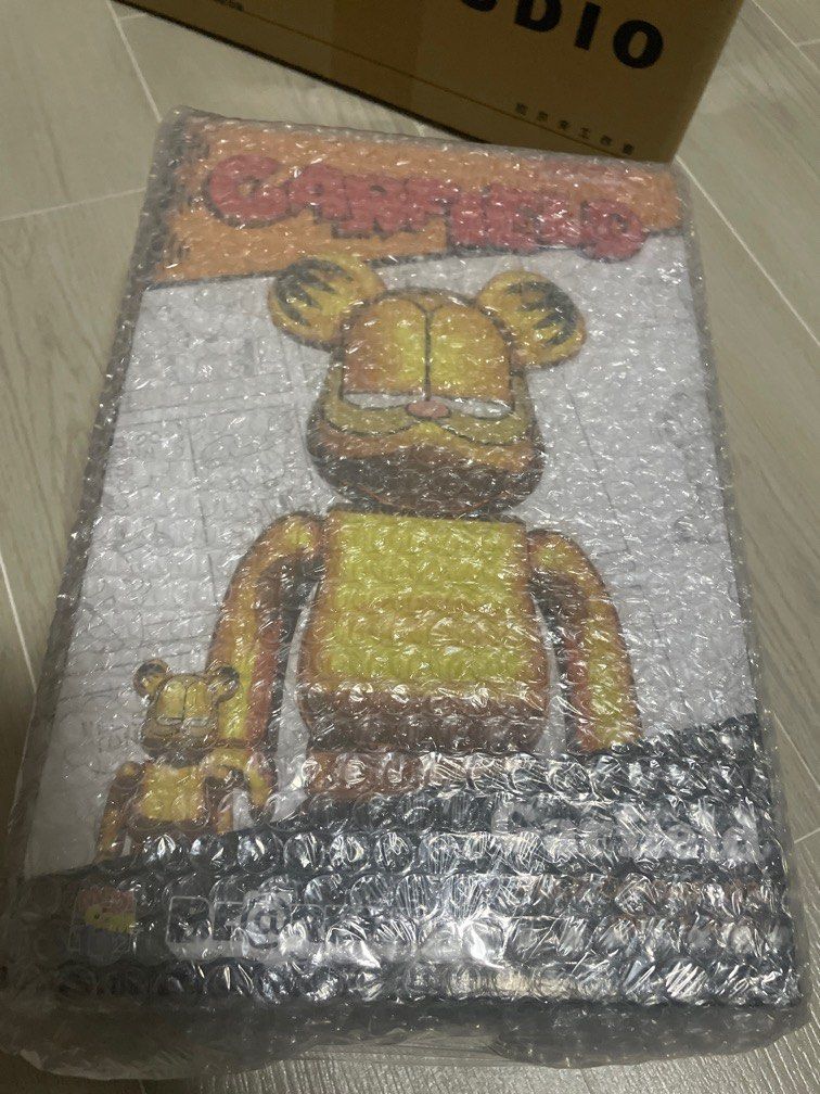 BEARBRICK GARFIELD GOLD CHROME 400 100%, Hobbies & Toys, Toys & Games ...