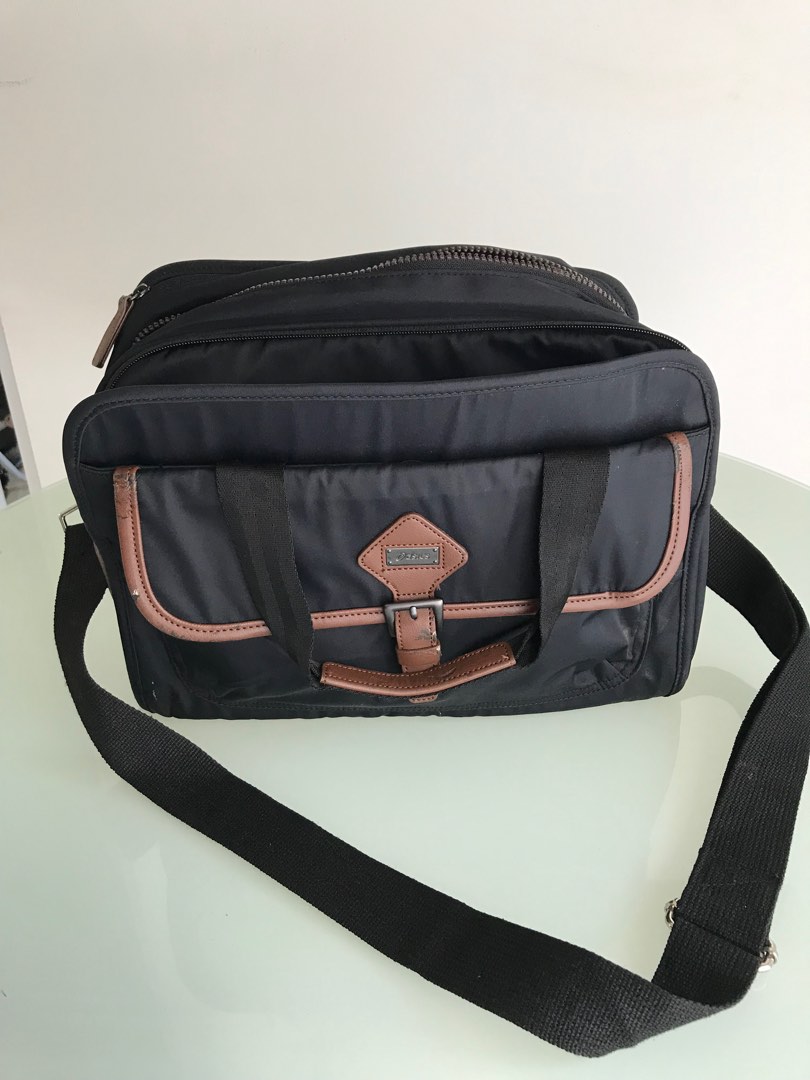 Asics Sling bag, Fesyen Pria, Tas & Dompet , Tas Selempang di Carousell