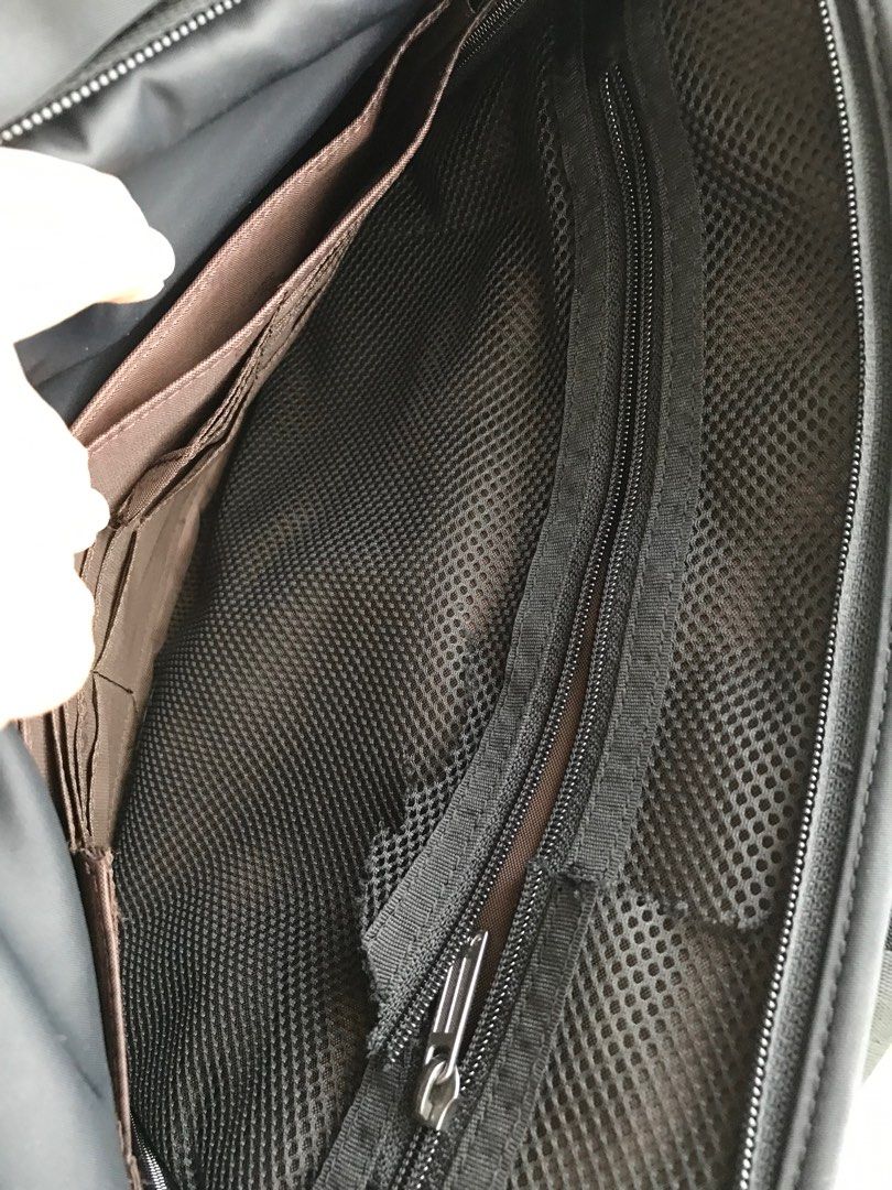 Asics Sling bag, Fesyen Pria, Tas & Dompet , Tas Selempang di Carousell